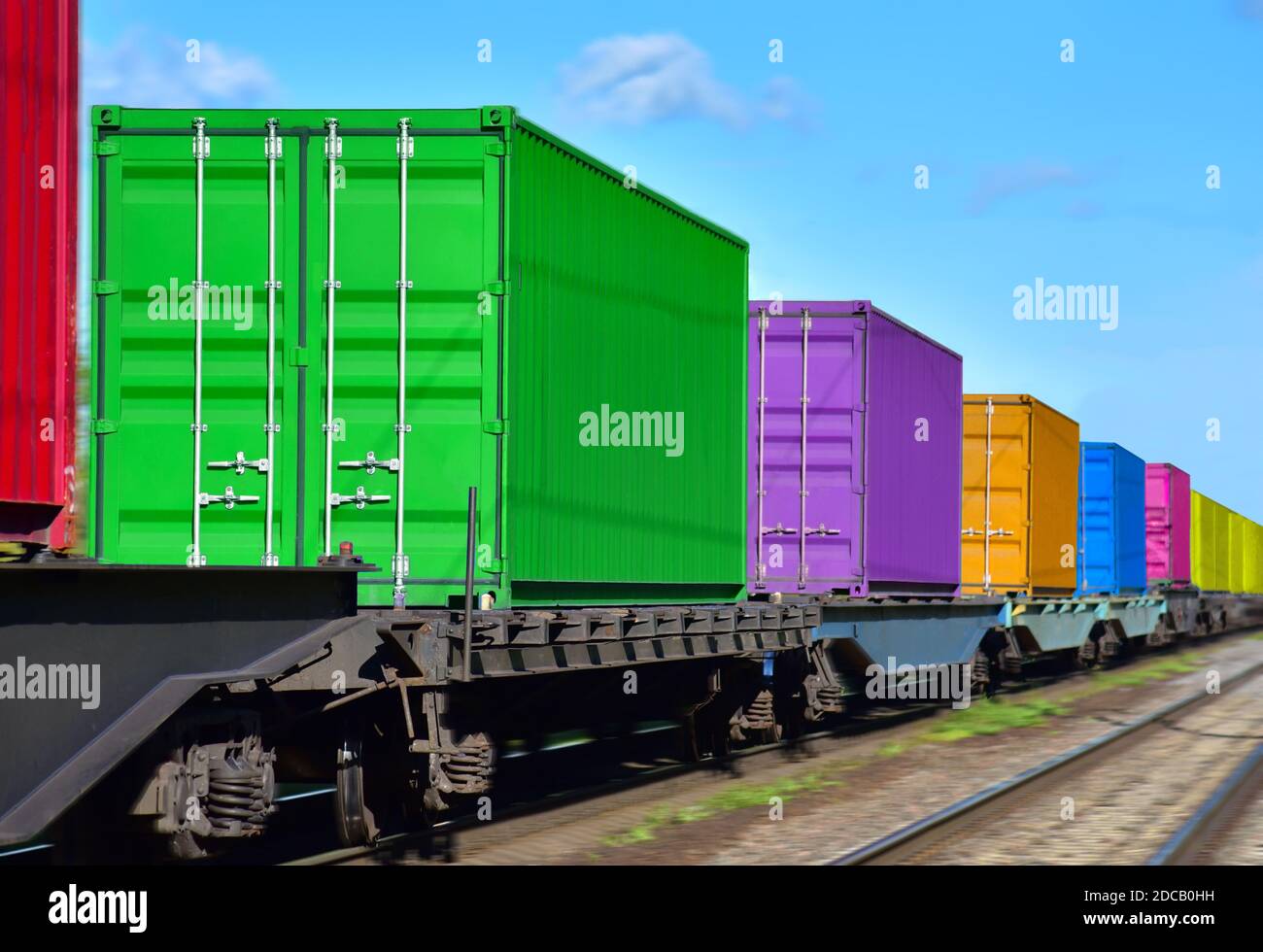 Conteneurs de fret transport par train de marchandises. Conteneur ...