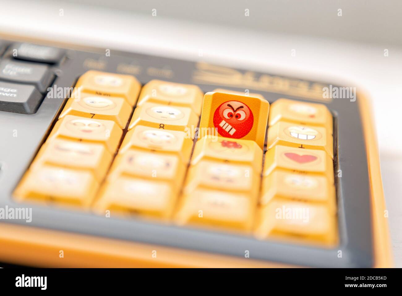 Clavier avec un bouton saillant et un visage souriant. Concept de ...