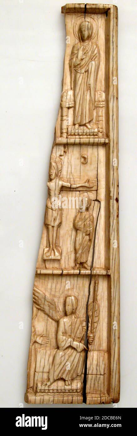 Crucifixion ivory 11th century museum Banque de photographies et d’images à haute résolution - Alamy
