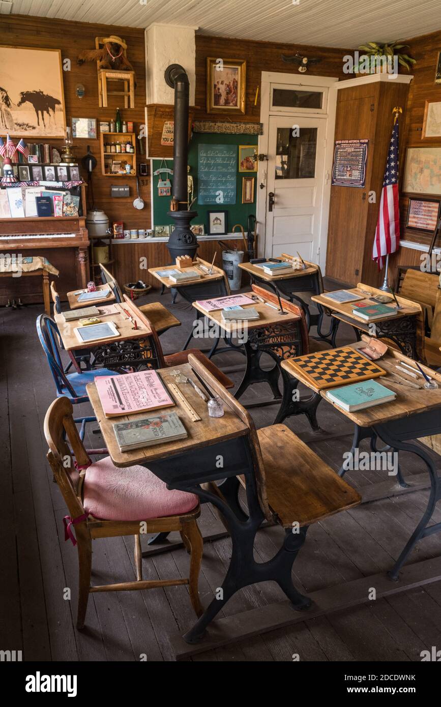 La salle de classe, les bureaux d'école d'époque et les souvenirs ont ...