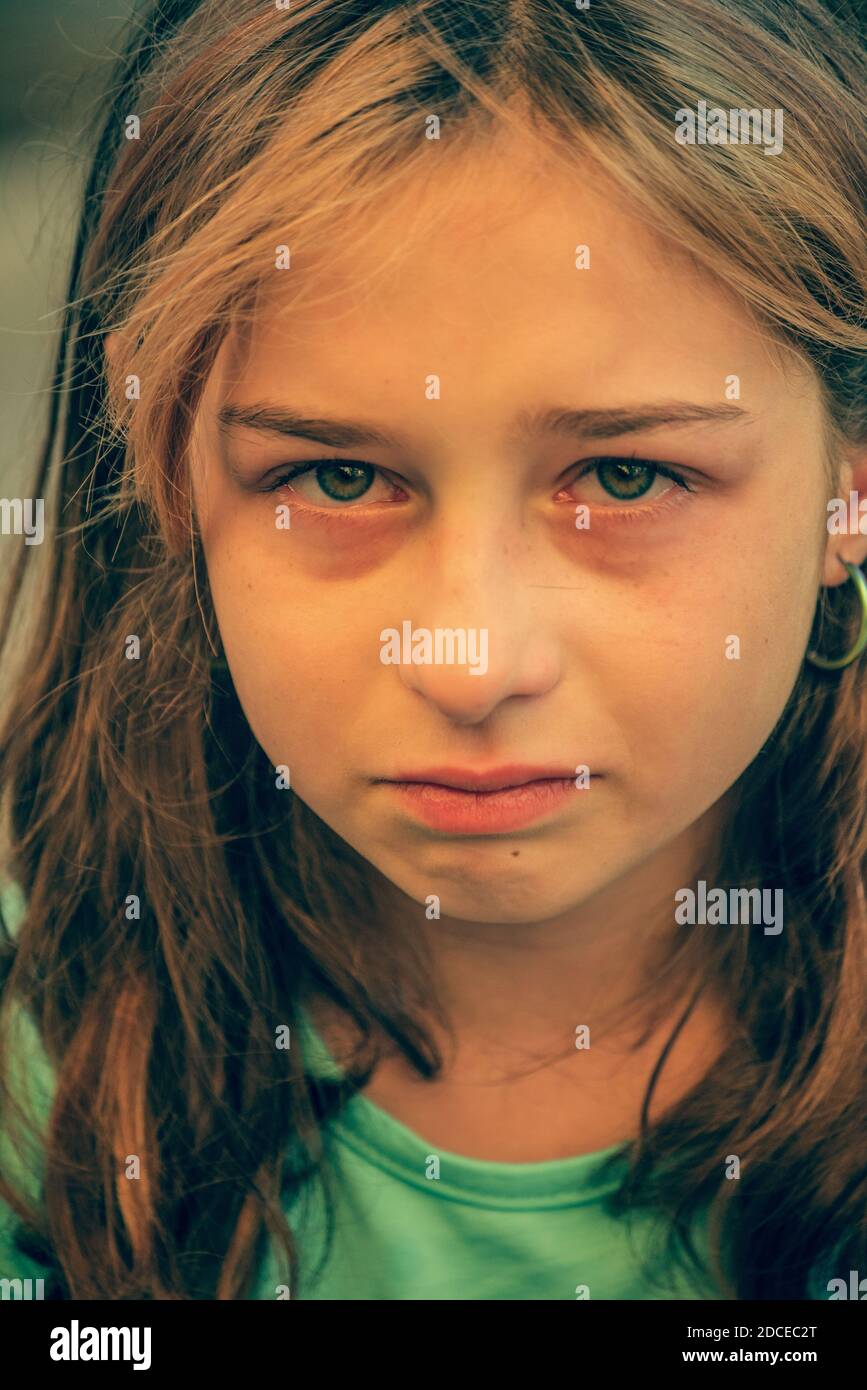 Gros plan portrait de la jeune fille qui pleure avec des larmes. Adolescente avec une triste ...