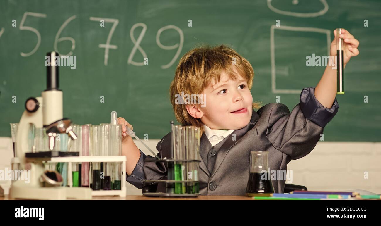 test des tubes avec du liquide pour la recherche. petit garçon ...