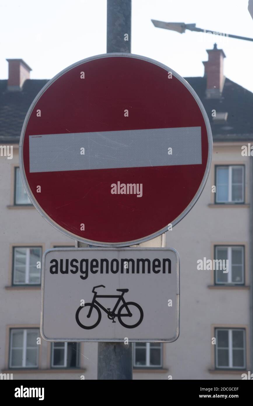 panneau d'avertissement de non-entrée, cercle rouge rond avec barre ...