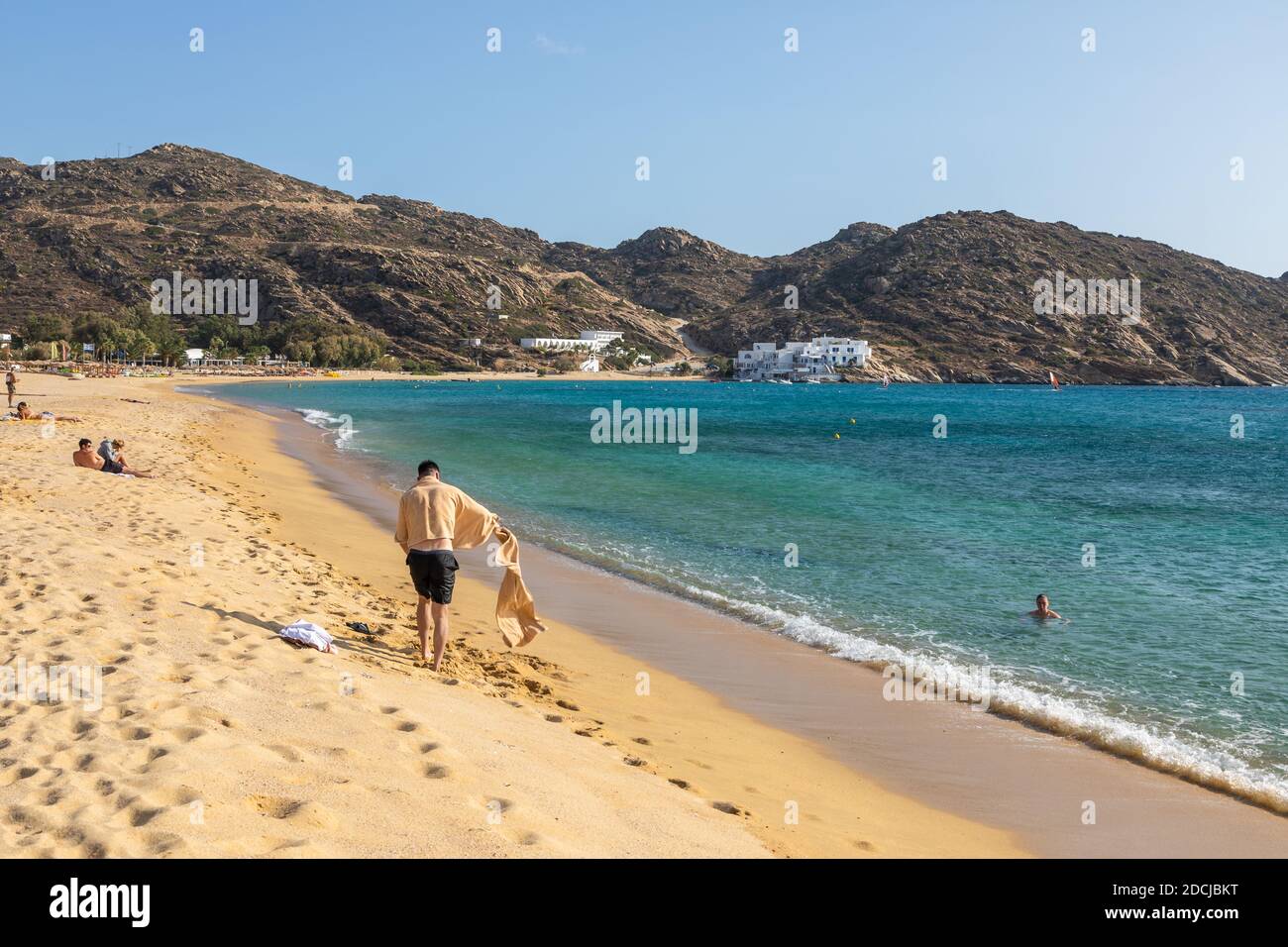 Mylopotas Beach, île d'iOS, Grèce- 20 septembre 2020 : personnes se ...