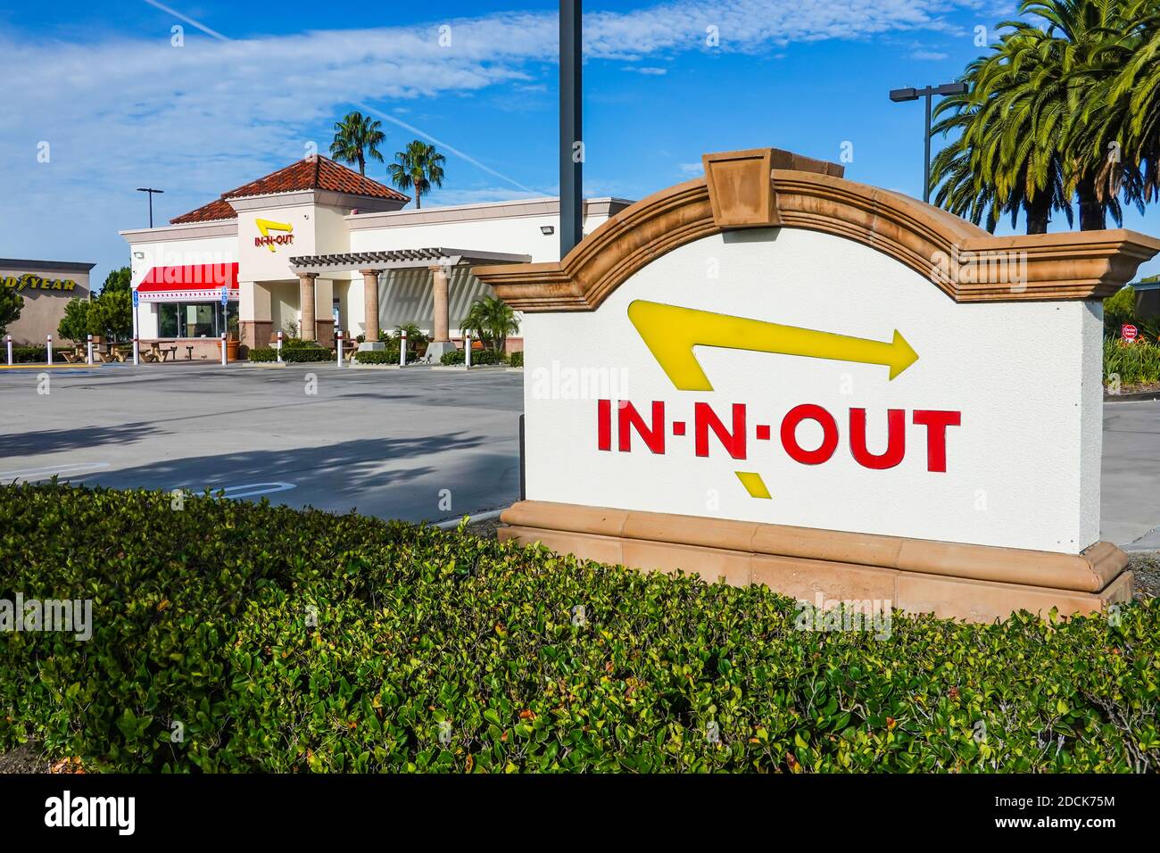 Le célèbre California In-n-Out Burger signe / logo et rapide restaurant ...
