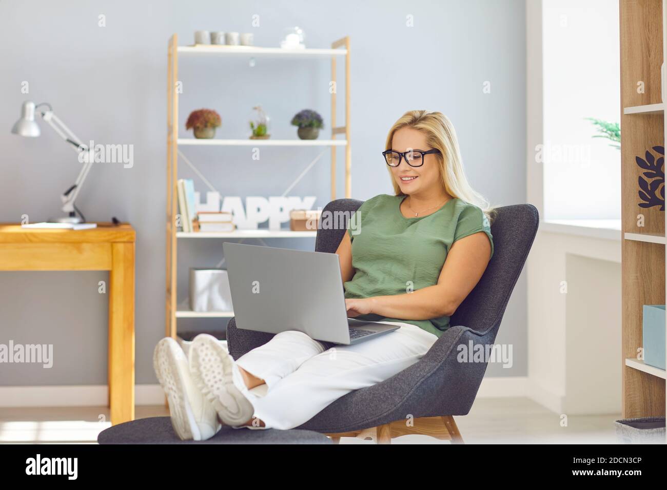 Jeune femme assise dans une chaise de bureau Banque de photographies et d’images à haute ...