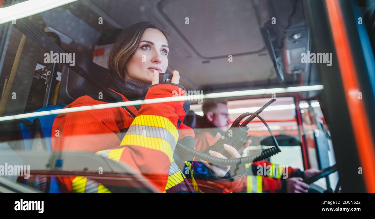 Pompier conduite camion de pompiers Banque de photographies et d’images ...