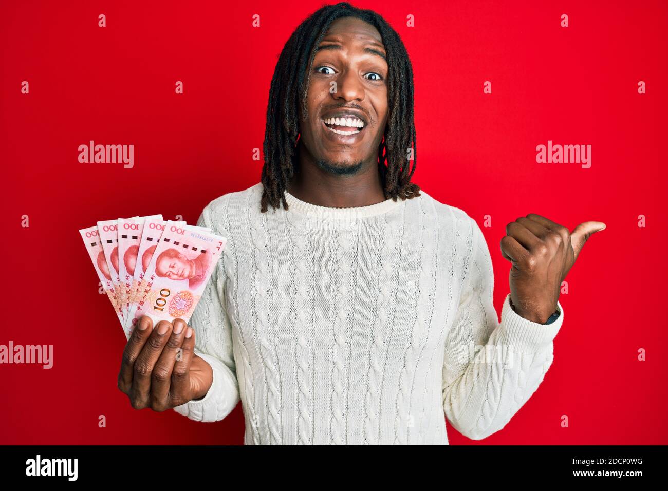 Homme afro-américain aux tresses détenant 100 yuan de billets chinois ...