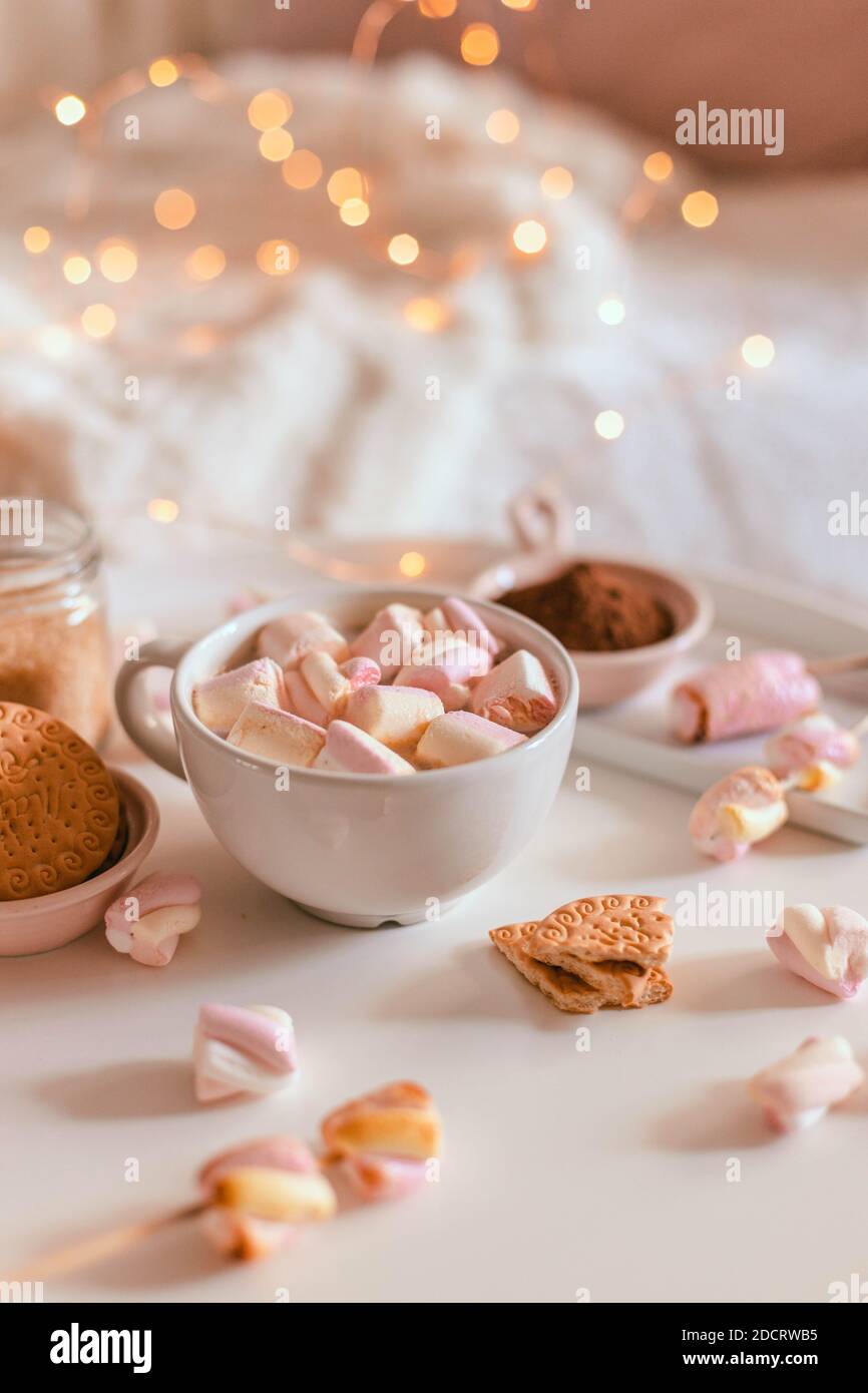 Tasse en céramique de chocolat chaud ou de cacao avec guimauve sur table blanche. Boisson chaude ...