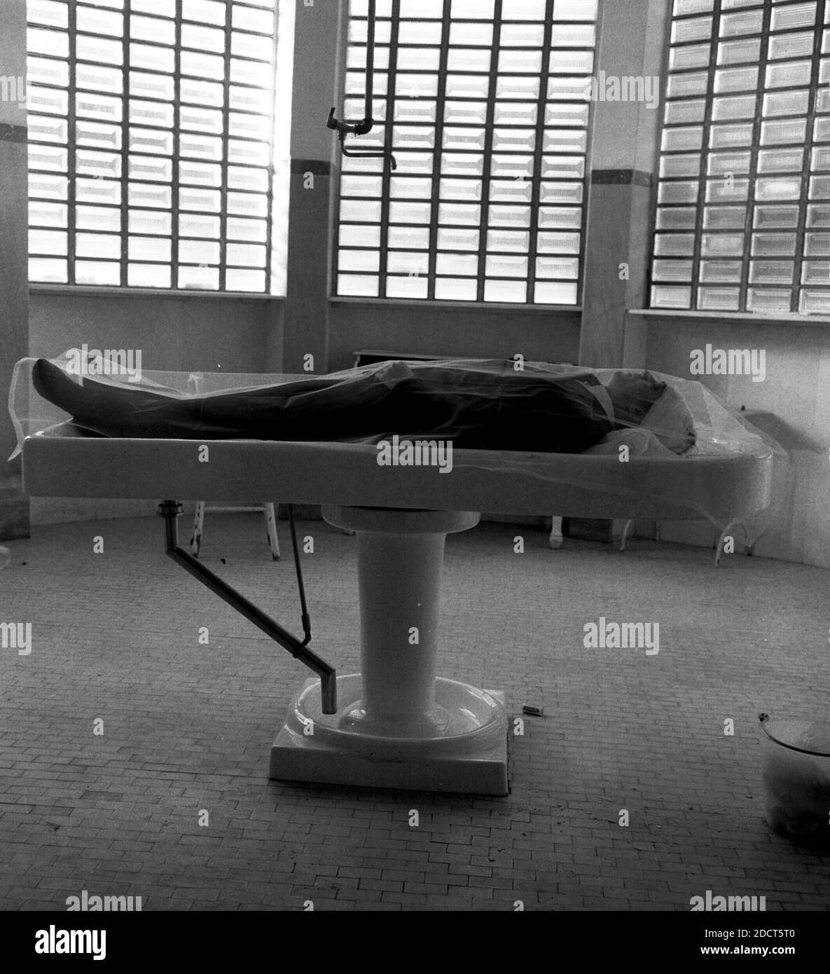 Corps de luigi tenco Banque de photographies et d’images à haute ...