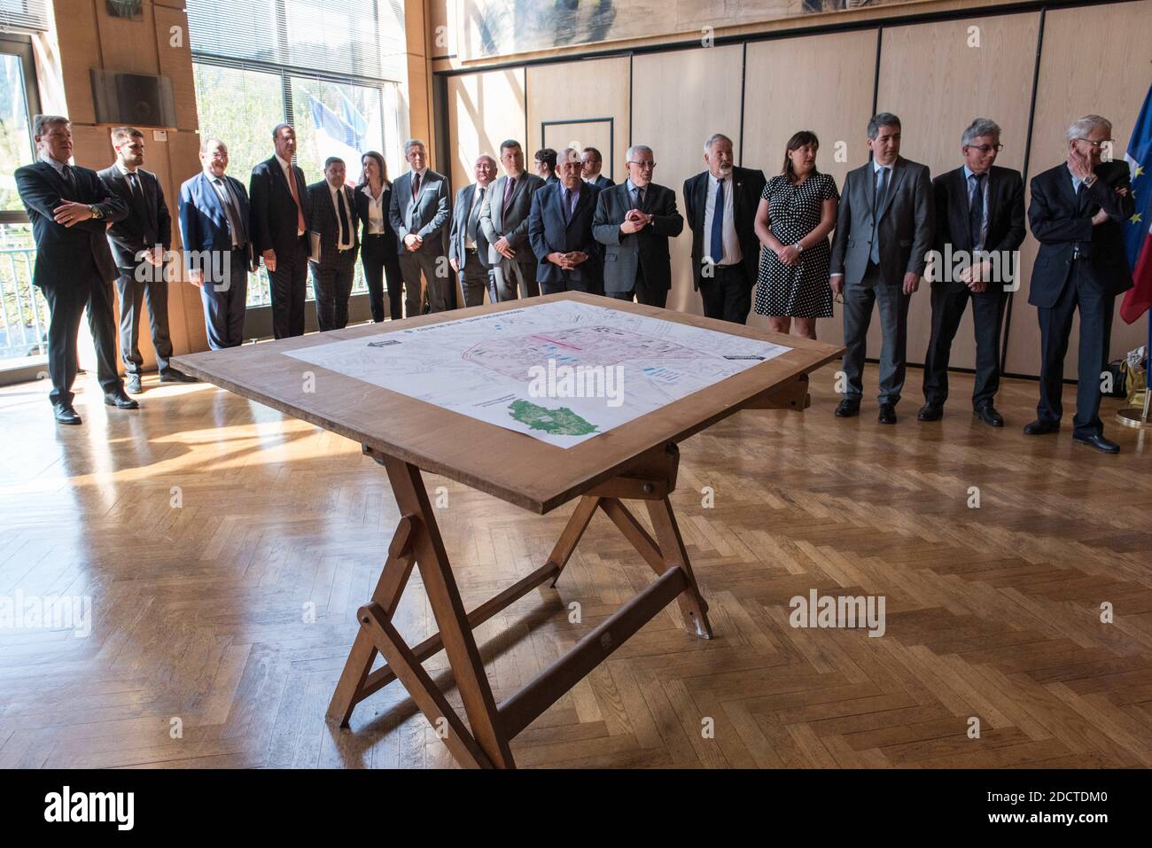 Le maire de St-Die des Vosges David Valente présente le projet de coeur ...