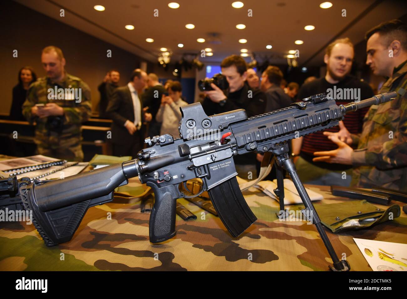 Présentation Nouveau Fusil d'Assaut des armes 'HK 416 F' au Ministere des armes a Paris, France ...