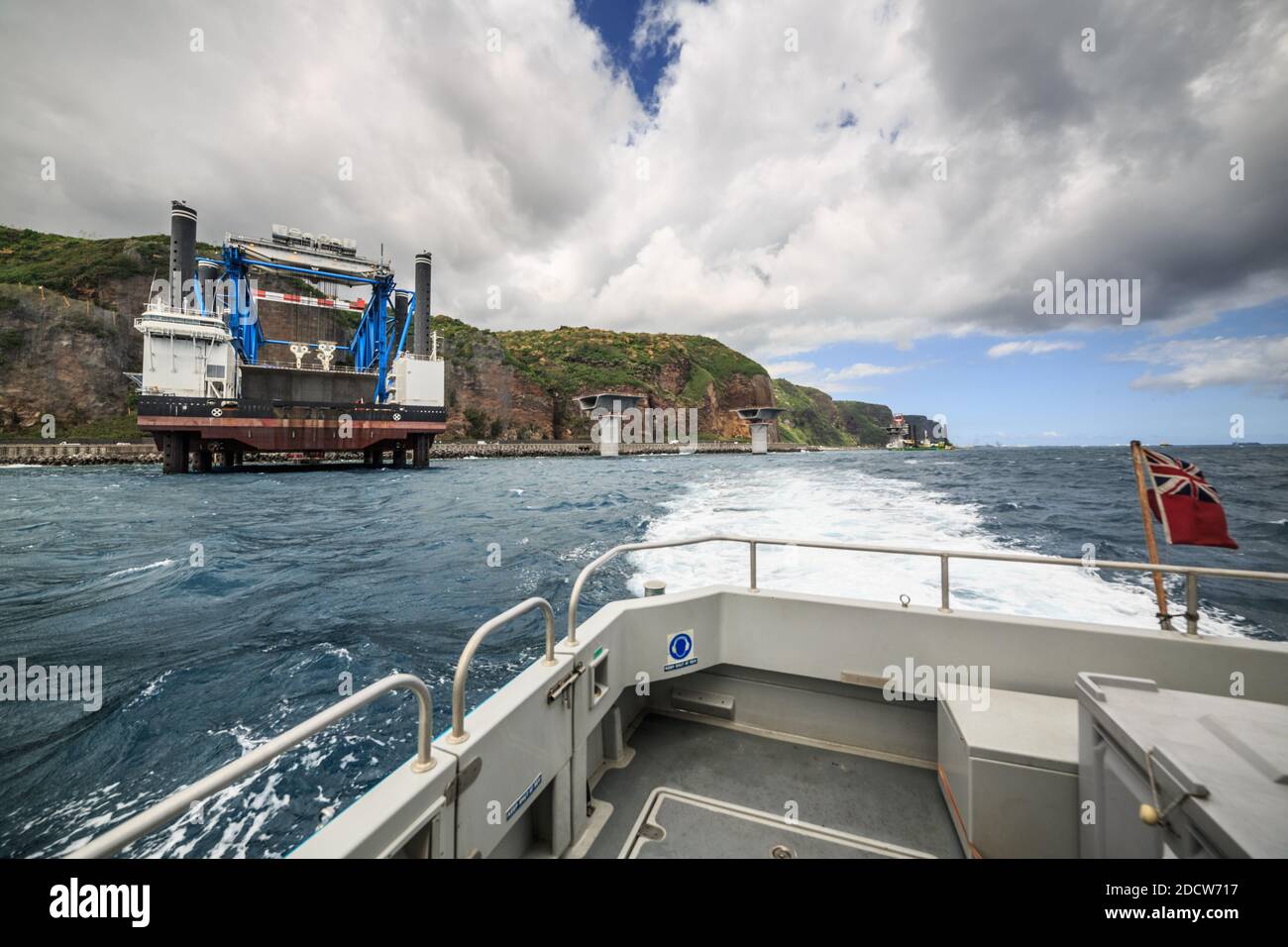 PAS DE WEB/PAS D'APPLICATIONS - EXCLUSIF. Vue générale de la barge ...