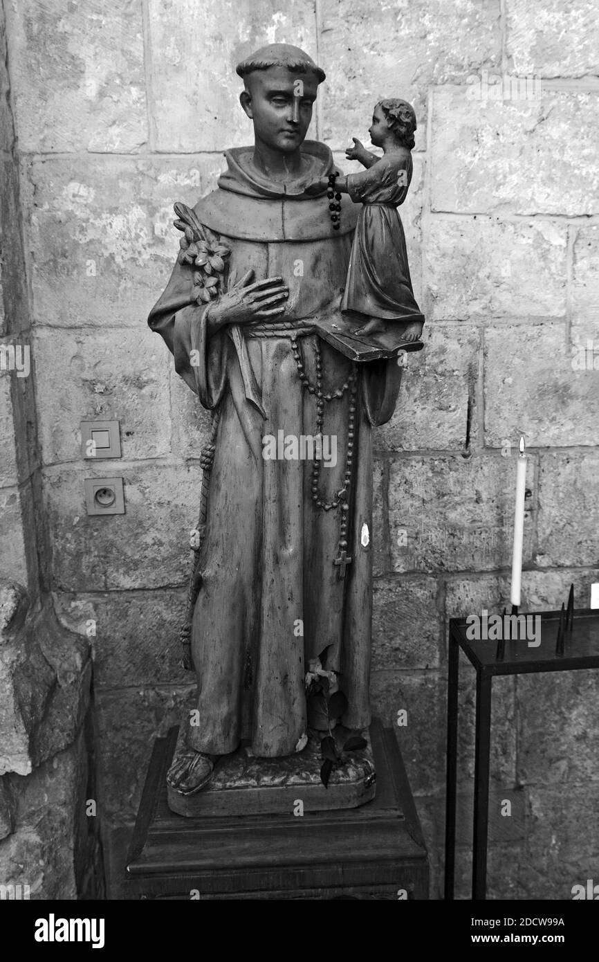 Stature enfant sur un livre Banque de photographies et d’images à haute ...