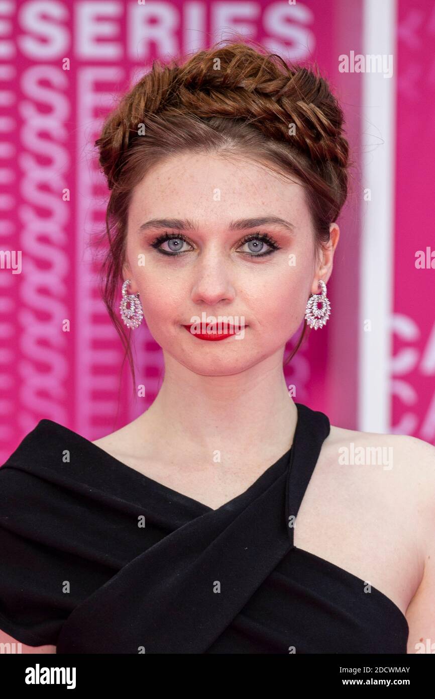 Jessica Barden pose le long du tapis rose pour l'ouverture du MIPTV ...