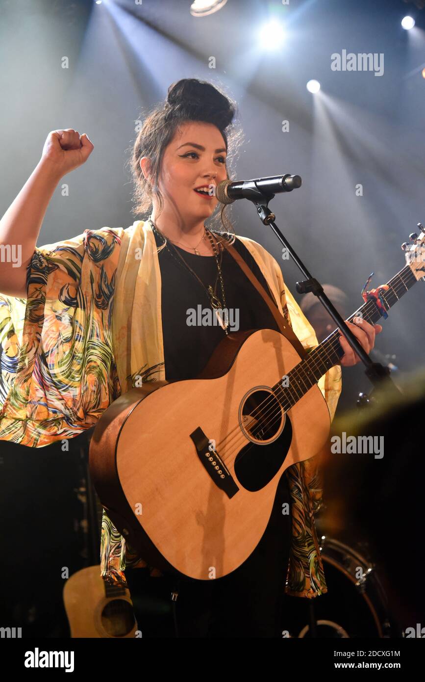 Hoshi singer Banque de photographies et d’images à haute résolution - Alamy