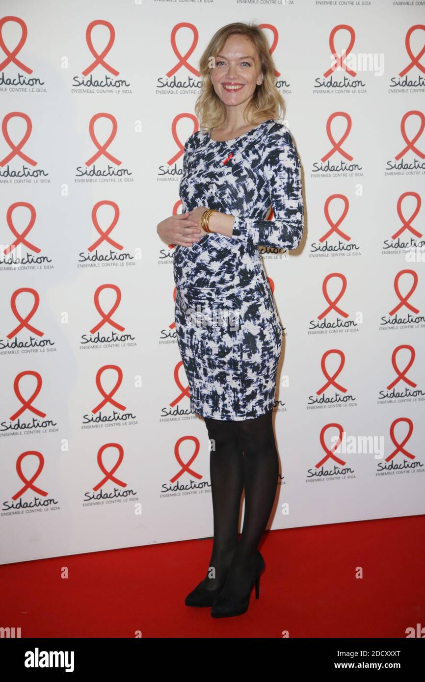 Maya Lauque posant à un photocall pour la fête de lancement de la ...