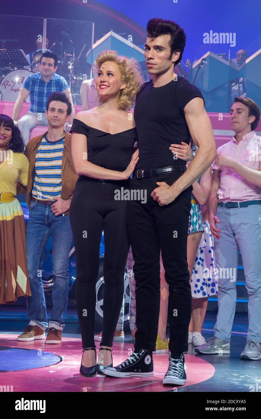 Alyzee Lalande comme Sandy Dumbrowski et Alexis Loizon comme Danny Zuko à Grease The musical ...