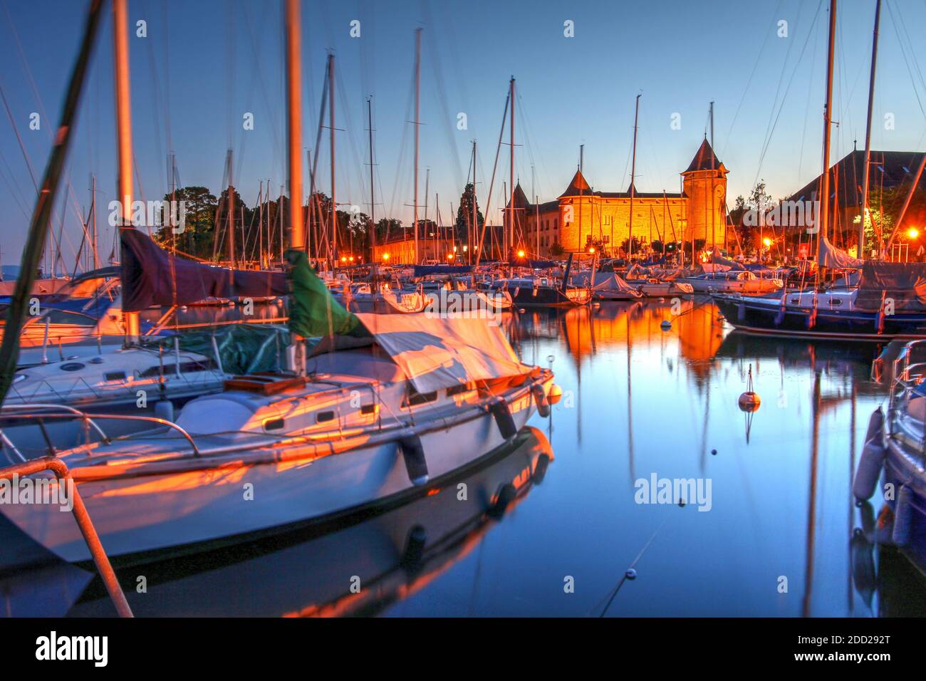 Coucher de soleil sur le lac Léman à Morges, en Suisse avec le port de ...