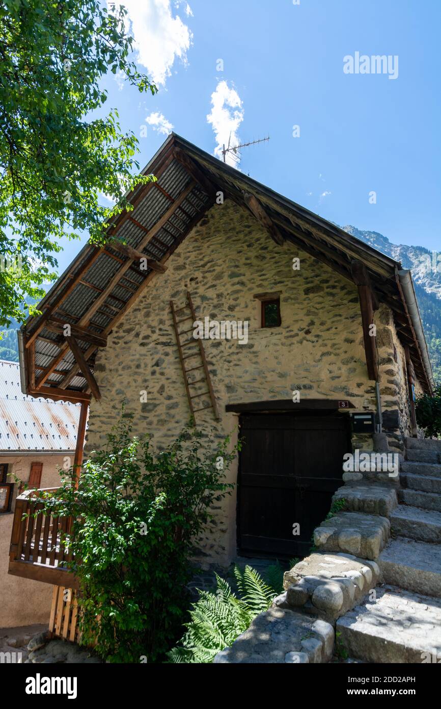 Petit village médiéval de Venosc dans les Alpes françaises en été ...