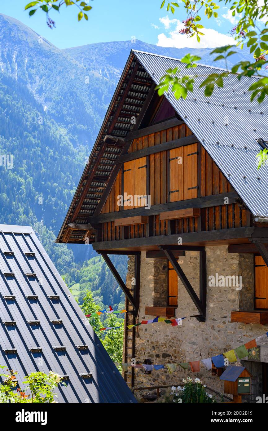Petit village médiéval de Venosc dans les Alpes françaises en été ...