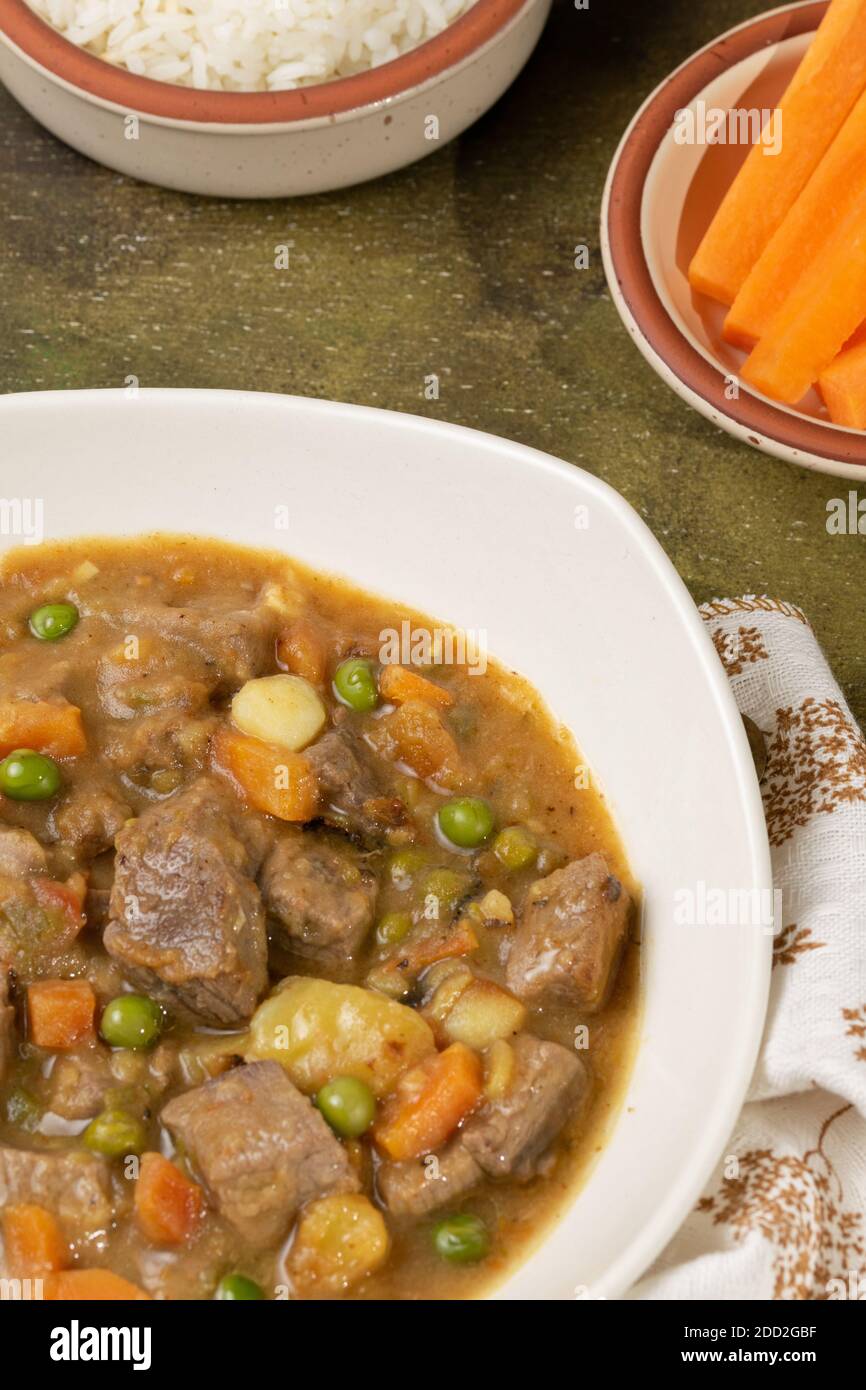 Une dose verticale d'un délicieux repas composé de riz, de bâtonnets de ...