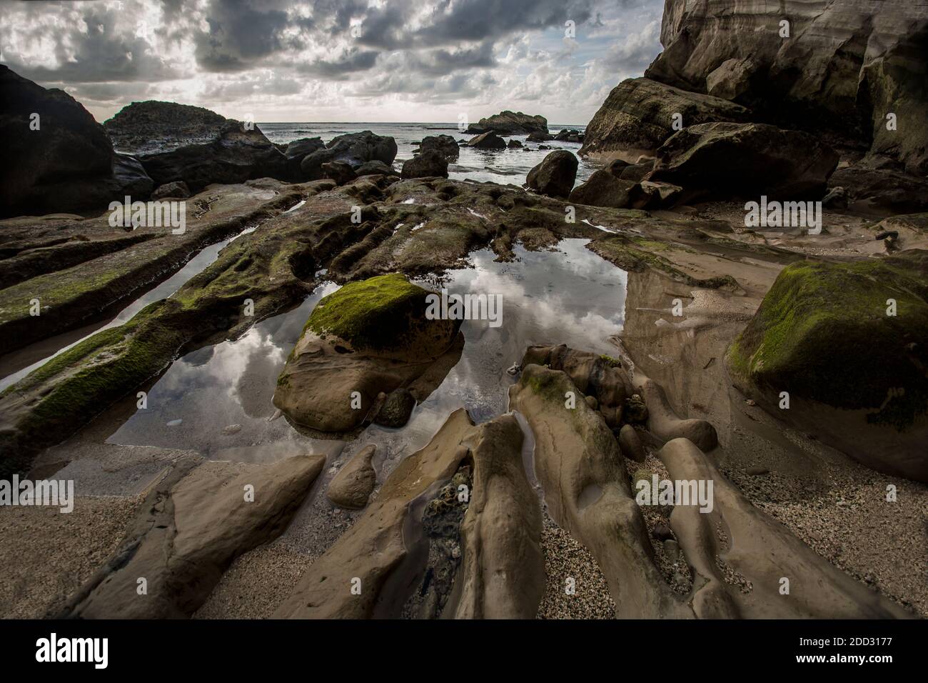 Marée basse à l'une des plages les plus dangereuses mais les plus ...