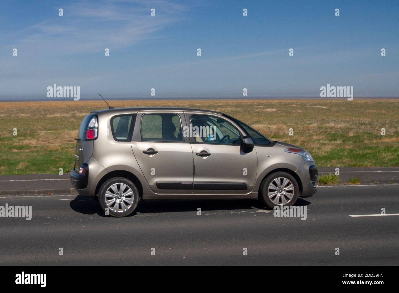 2009 beige Citroën C3 Picasso VTR plus HDI; circulation automobile ...