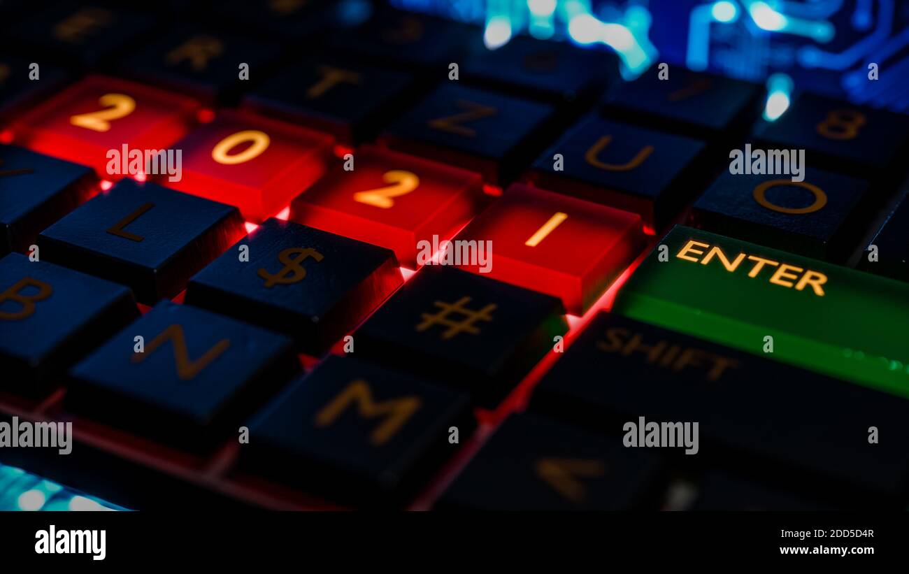 Vue rapprochée du clavier avec voyant rouge sur les 2021 touches ...