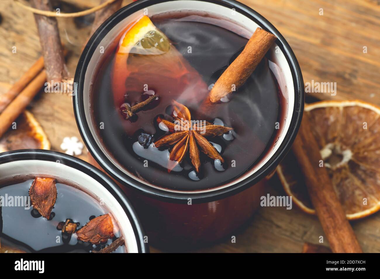 Fond de vin chaud. Une boisson chaude de Noël à base de vin rouge, d ...