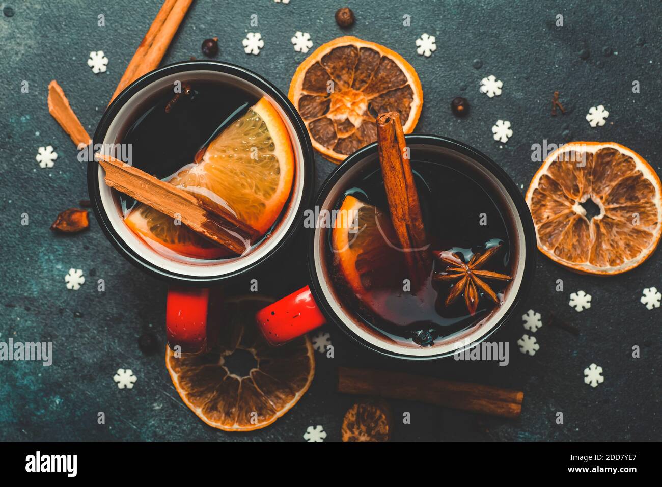 Fond de vin chaud. Une boisson chaude de Noël à base de vin rouge, d ...