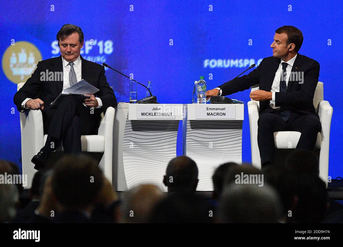 Le président français Emmanuel Macron et le rédacteur en chef de ...