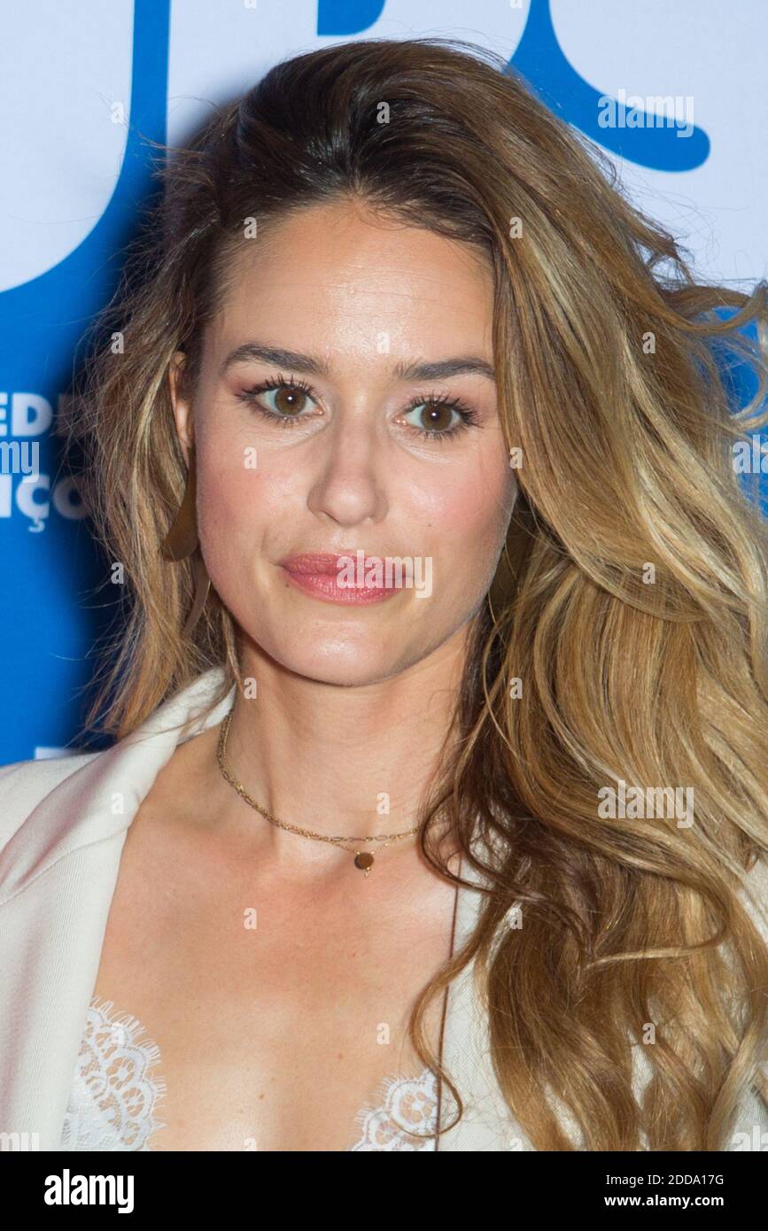 Alice David à demi Soeurs Paris première au MK2 Bibliotheque le 28 mai ...