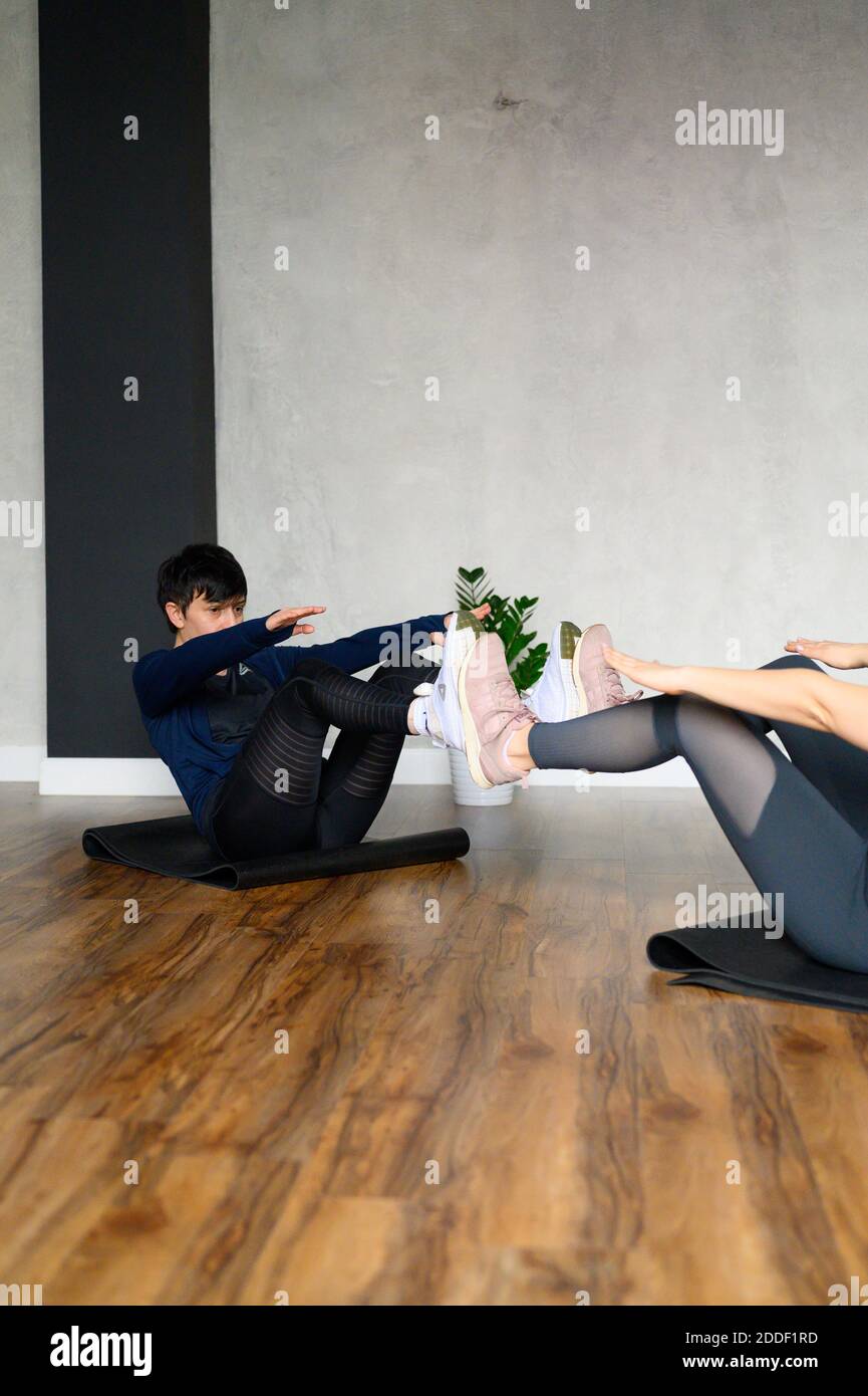 femmes engagées dans la force et la formation fonctionnelle dans le ...