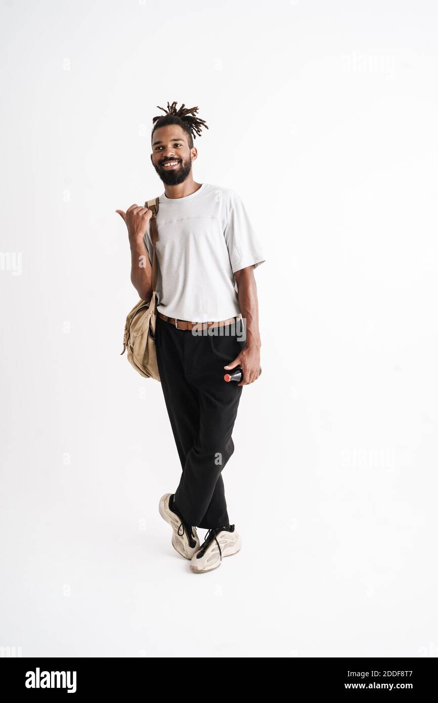 Photo d'un homme afro-américain joyeux avec soda et sac à dos pointer ...