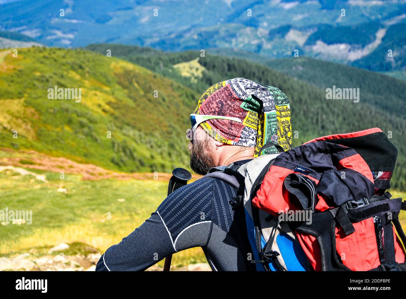 Homme randonneur sur le sentier de randonnée de la montagne. Un homme ...