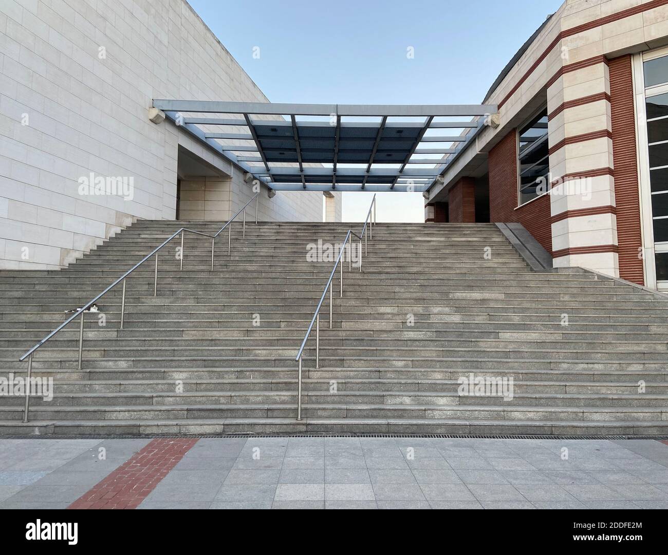 Murs en pierre et escaliers en béton avec rails en acier, bâtiment d ...