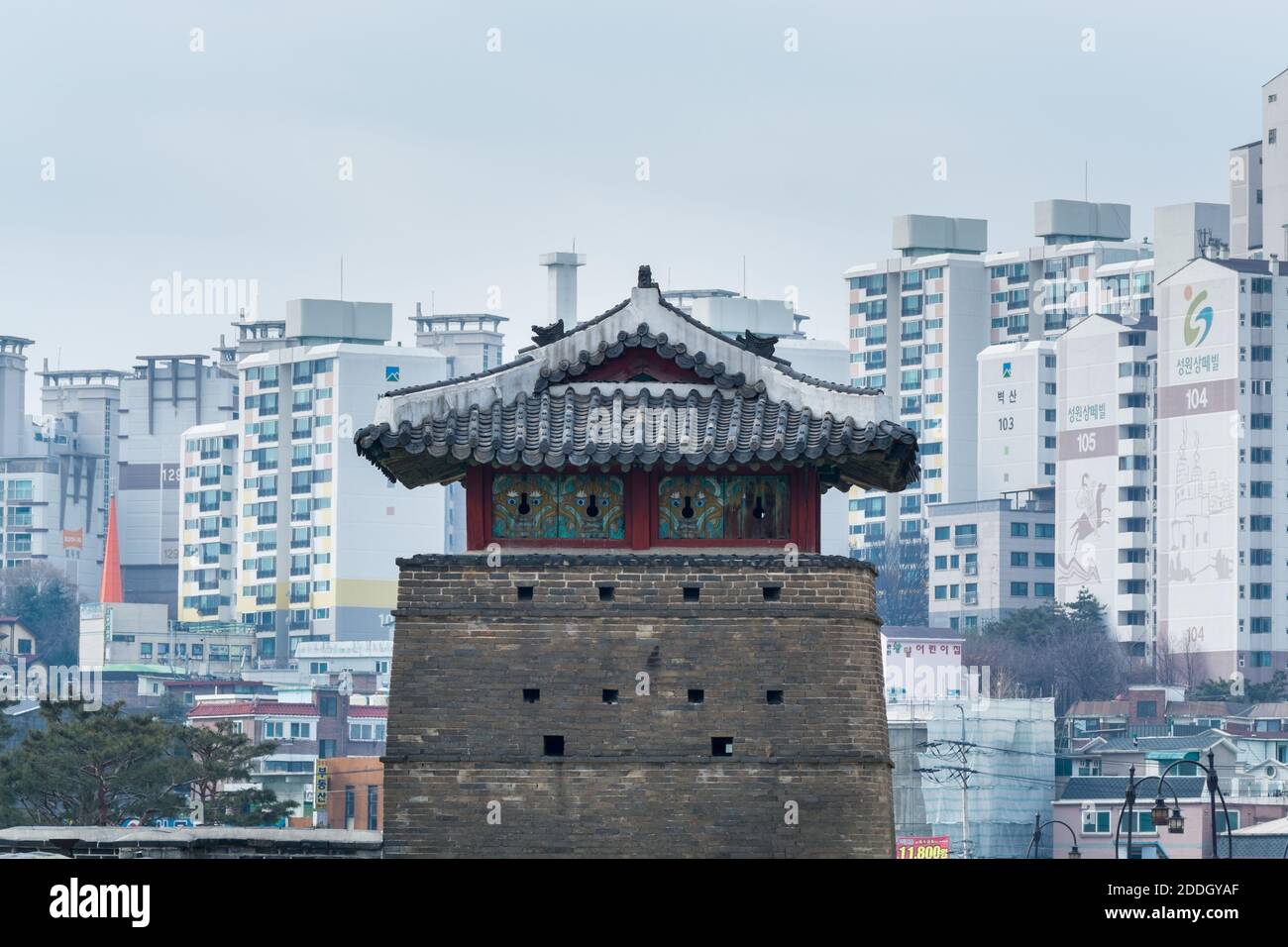 Forteresse Hwaseong et tour d'observation dans la ville de Suwon, en Corée du Sud. Un célèbre ...