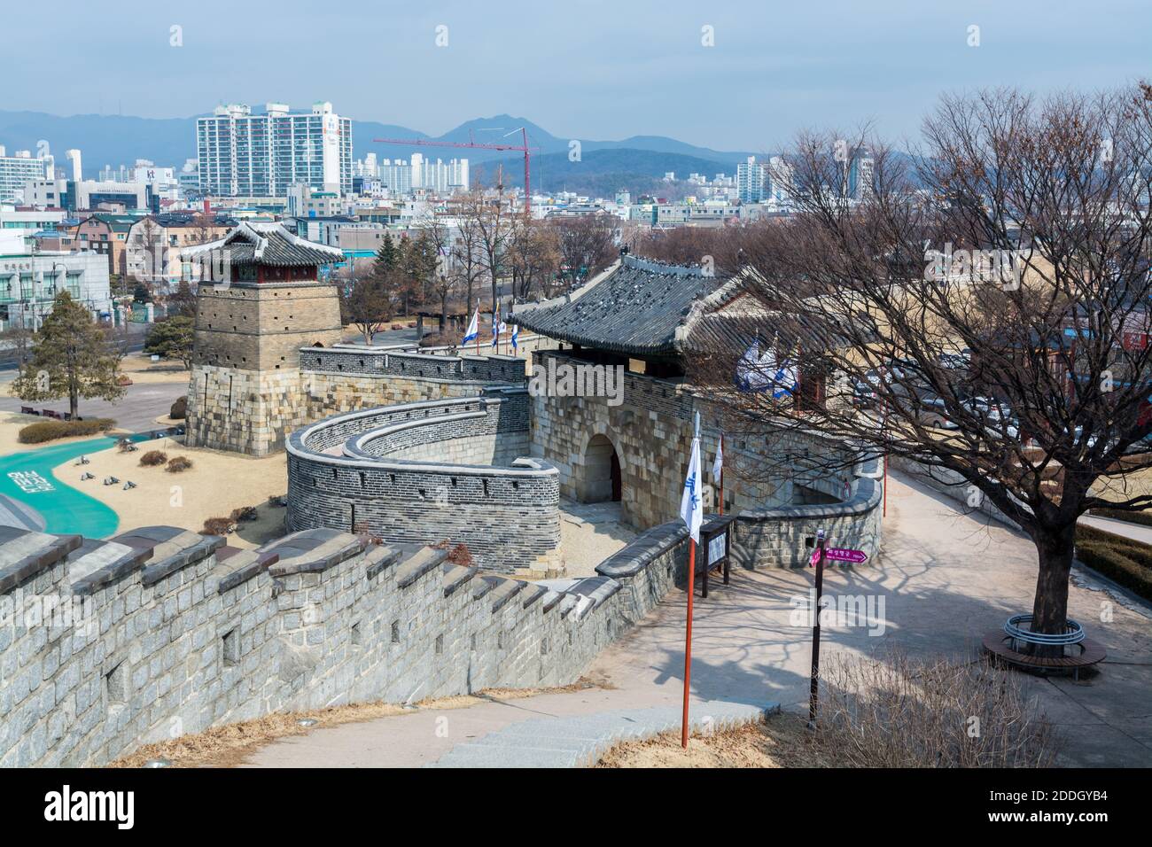 Forteresse Hwaseong et tour d'observation dans la ville de Suwon, en Corée du Sud. Un célèbre ...