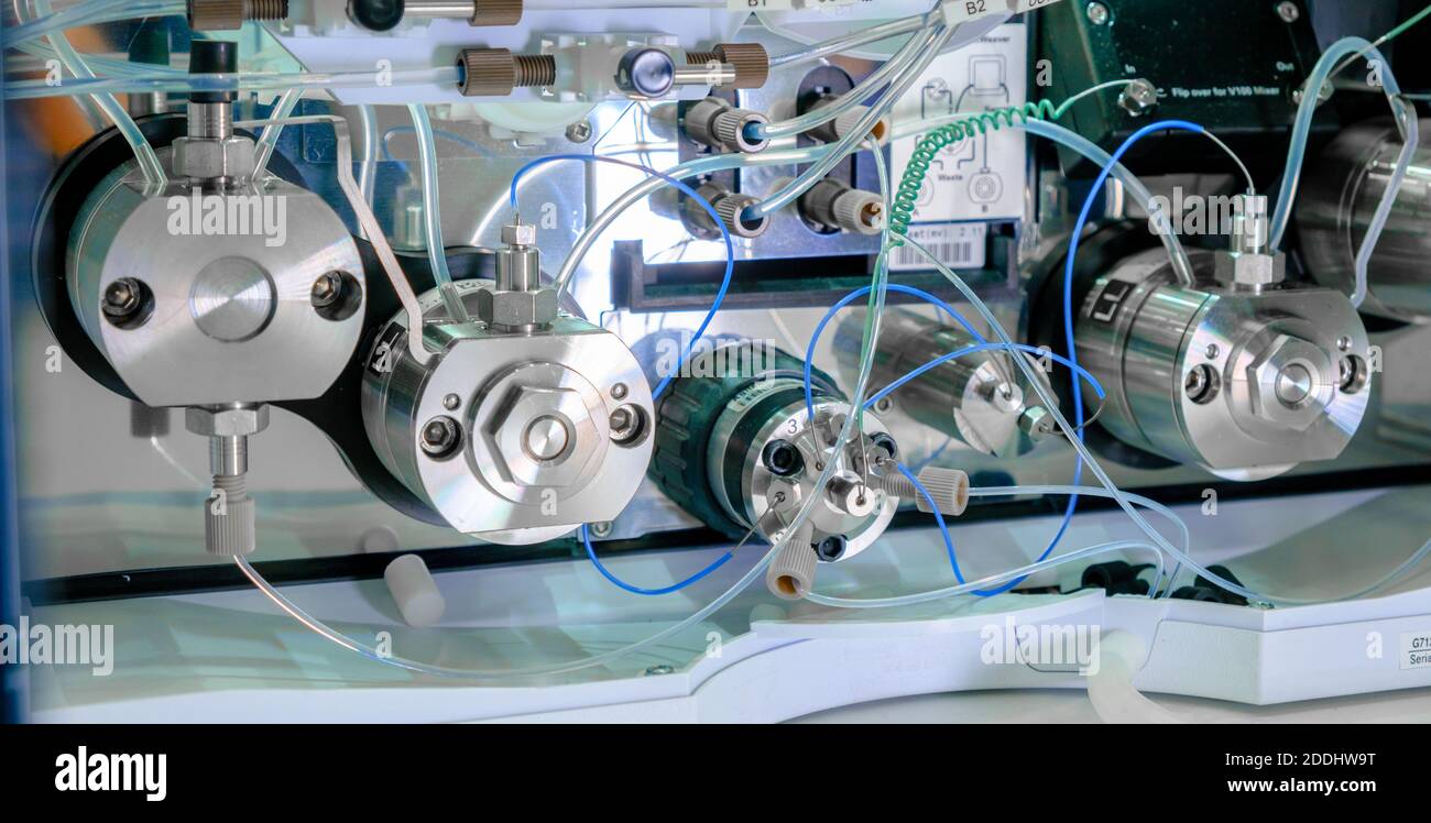 Pompe binaire dans le système HPLC. Chromatographie liquide haute ...