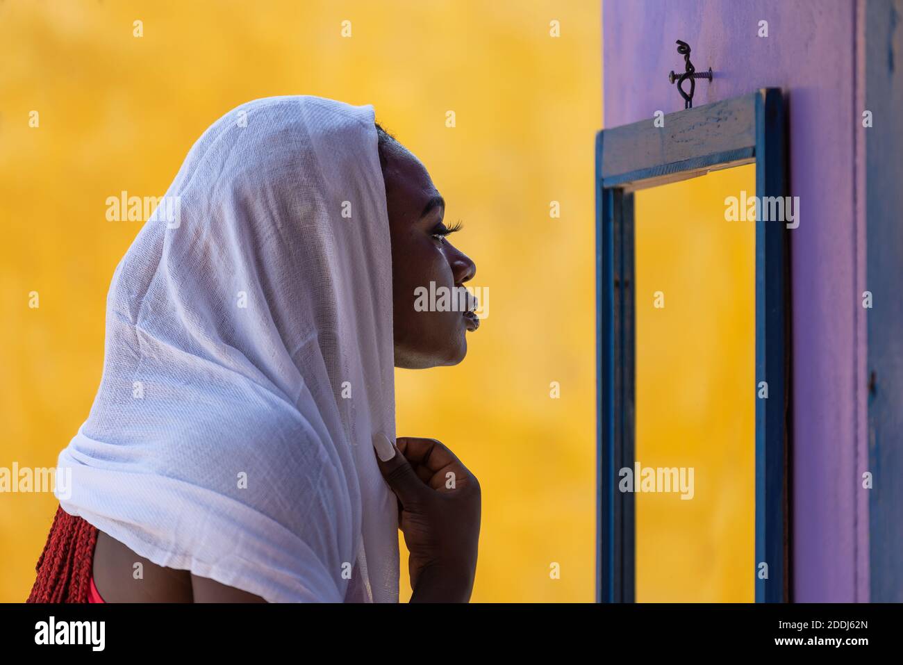 Femme debout devant un miroir Banque de photographies et d’images à haute résolution - Alamy