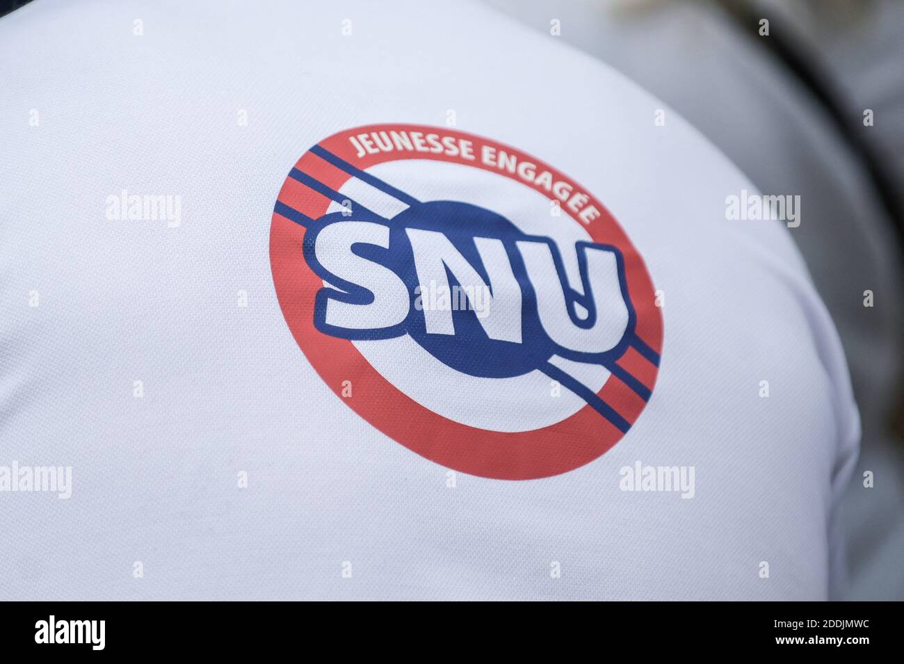 Gros plan du logo SNU (service national universel) lors du défilé ...