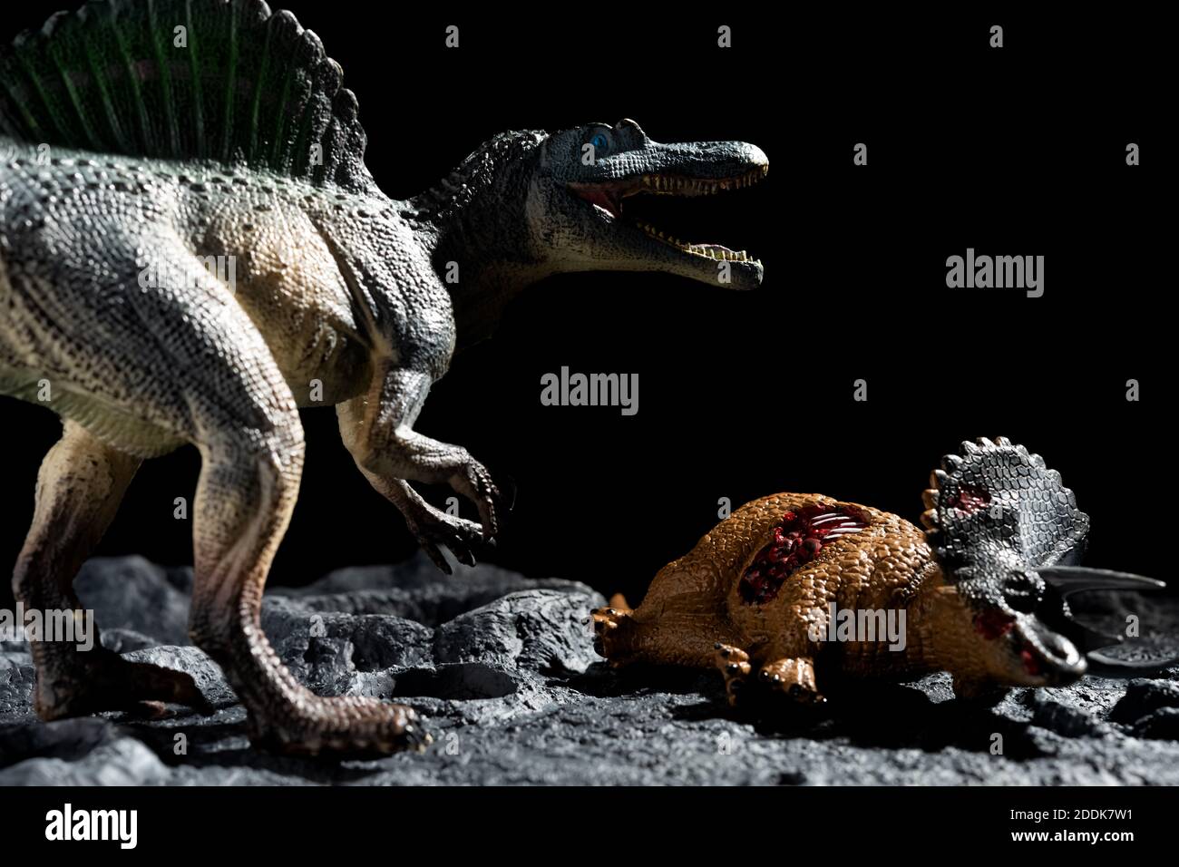 spinosaurus avec un corps de triceratops sur un sol avec des cratères Photo Stock - Alamy