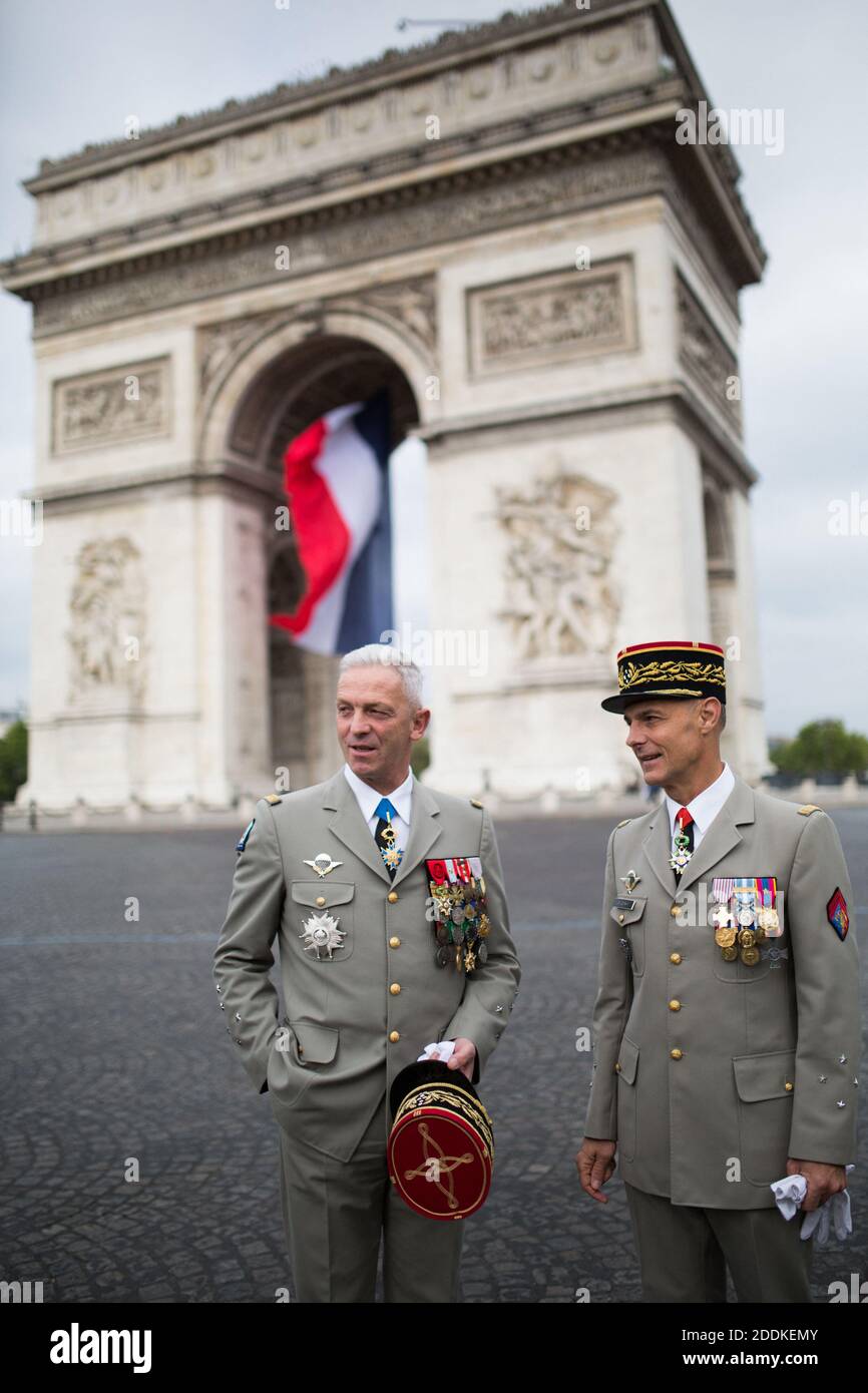Le général François Lecointre (L) et le général Bruno le Ray ...