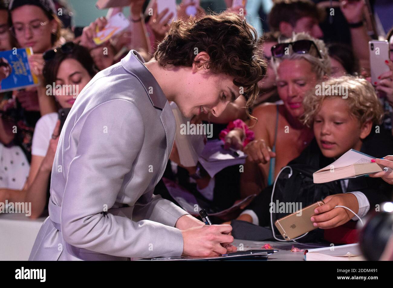 Les fans de timothee chalamet Banque de photographies et d’images à ...