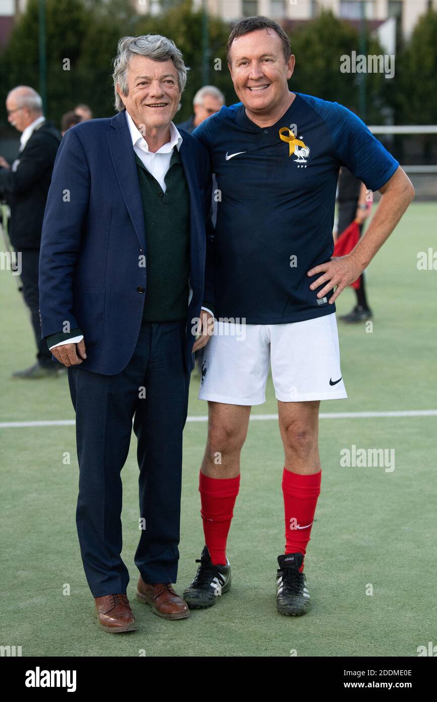 Jean-Louis Borloo pose avec Eric Diard lors du match de football ...