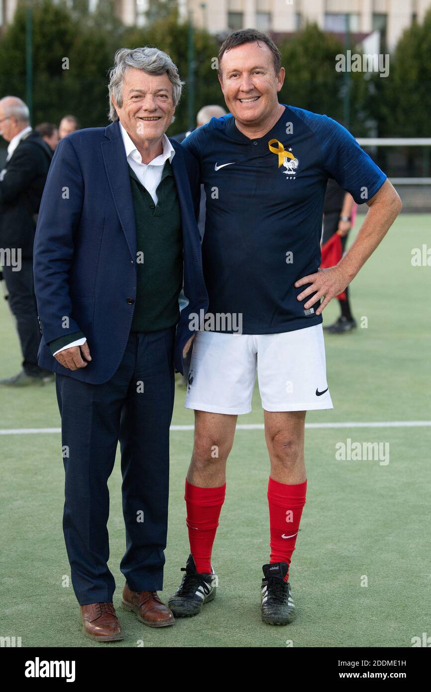 Jean-Louis Borloo pose avec Eric Diard lors du match de football ...