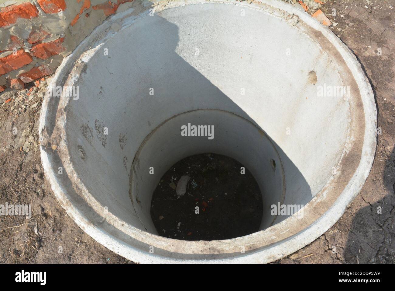 Installation de l'anneau en béton de la fosse septique pour eaux usées ...