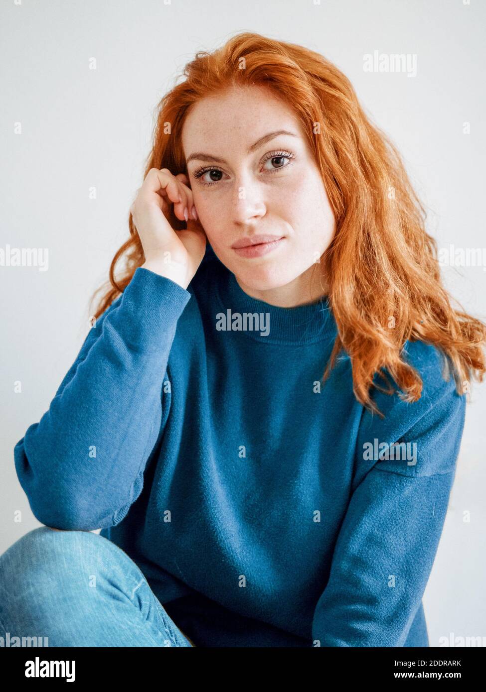 Cheveux roux sur fond blanc Banque de photographies et d’images à haute ...