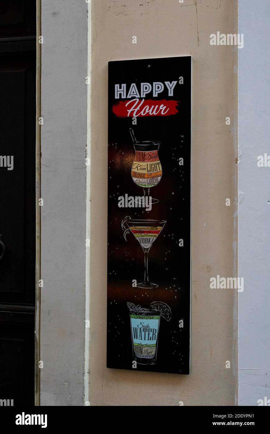 Happy hour sign Banque de photographies et d’images à haute résolution ...